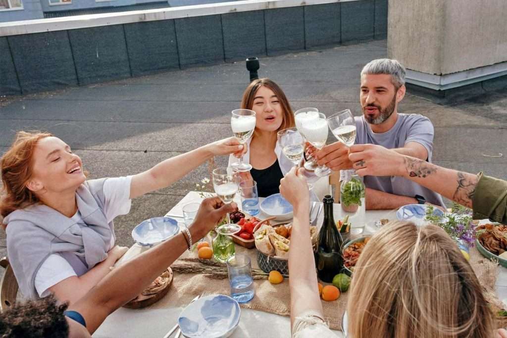 Introvert vs Extrovert: How To Tell Them Apart - P-T.com